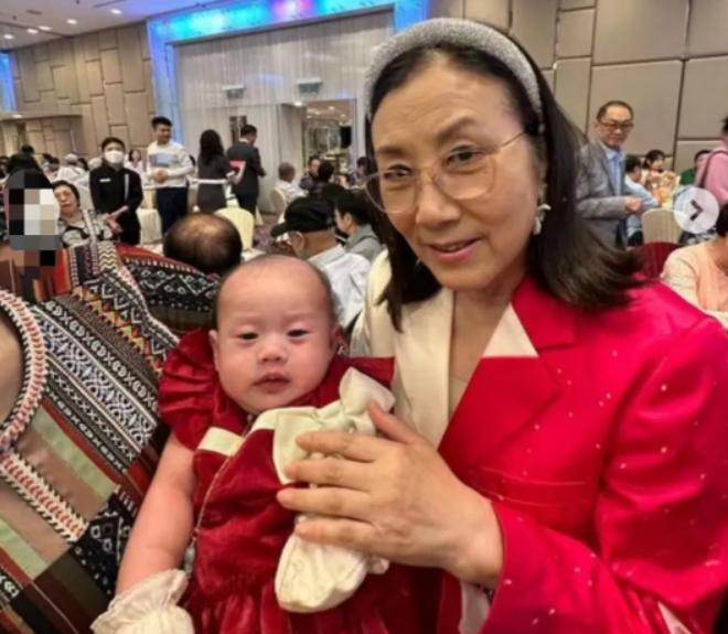 75-year-old Wang Mingquan showed up with her husband, wearing glasses ...