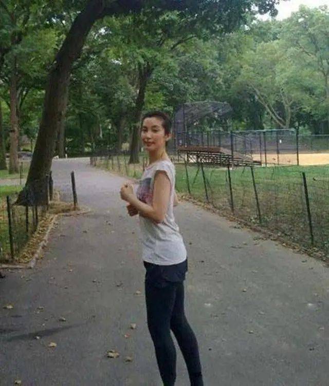 Li Bingbing running without makeup was photographed by a passerby, her ...