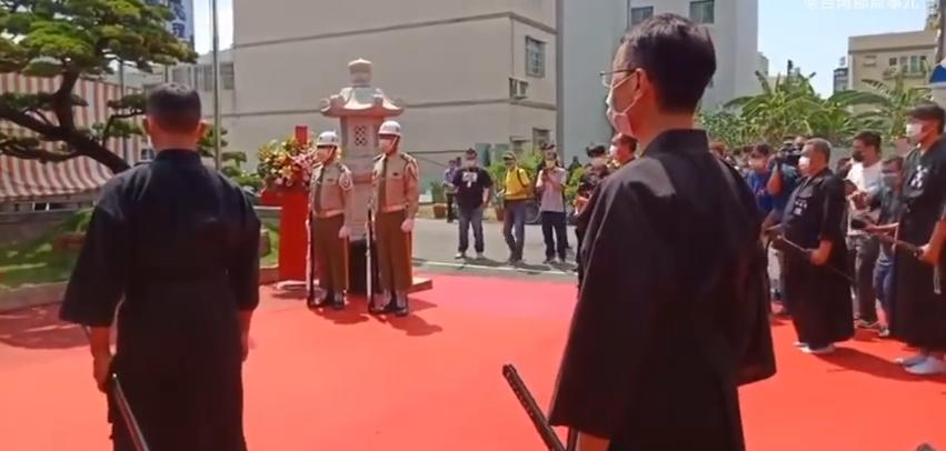 Recognize a thief as a father!The unveiling of the bronze statue of Abe ...