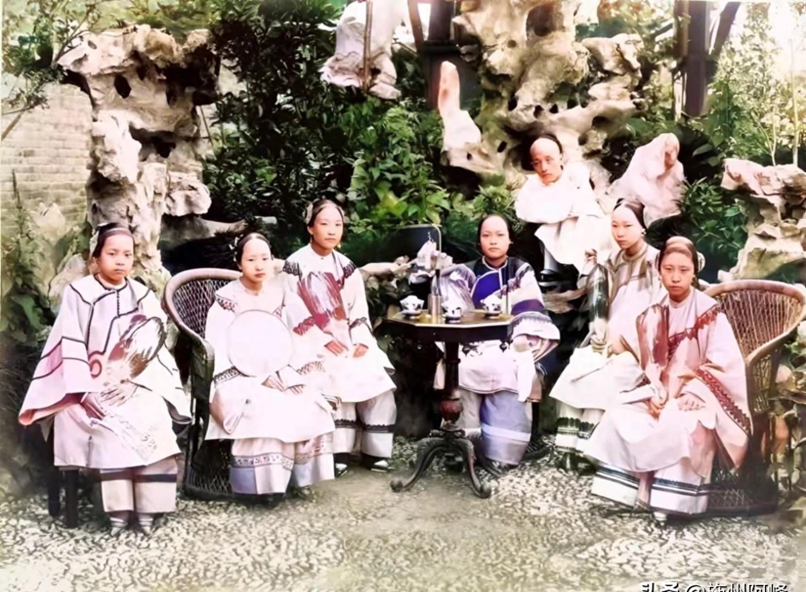 Old photos: women studying Peking Opera, six wives of Qing officials ...