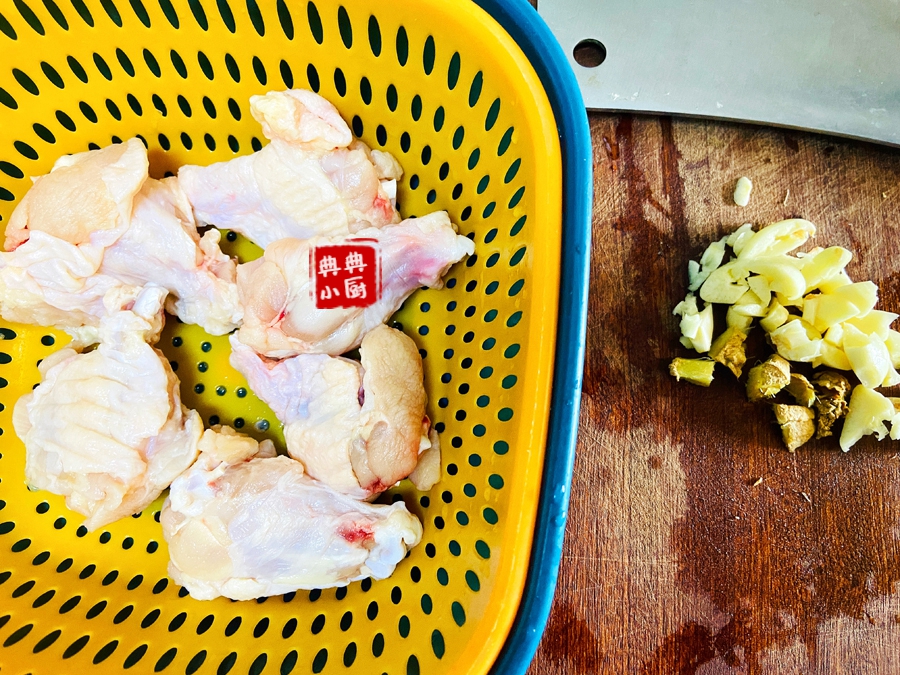 Simply burn a plate of chicken legs, you can coax children to eat ...