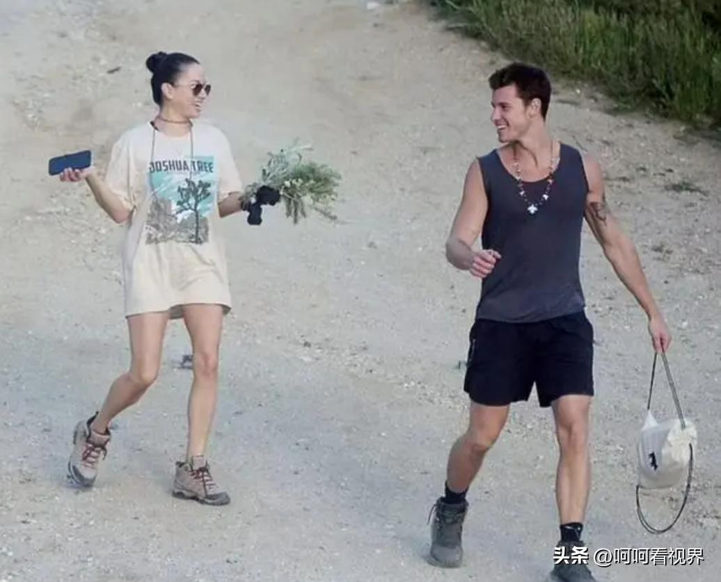 24-year-old Shawn Mendes was photographed having a late-night tryst ...