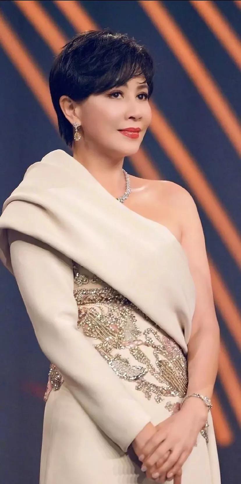 Celebrity Pretty Woman: Carina Lau who still has the same style - iNEWS