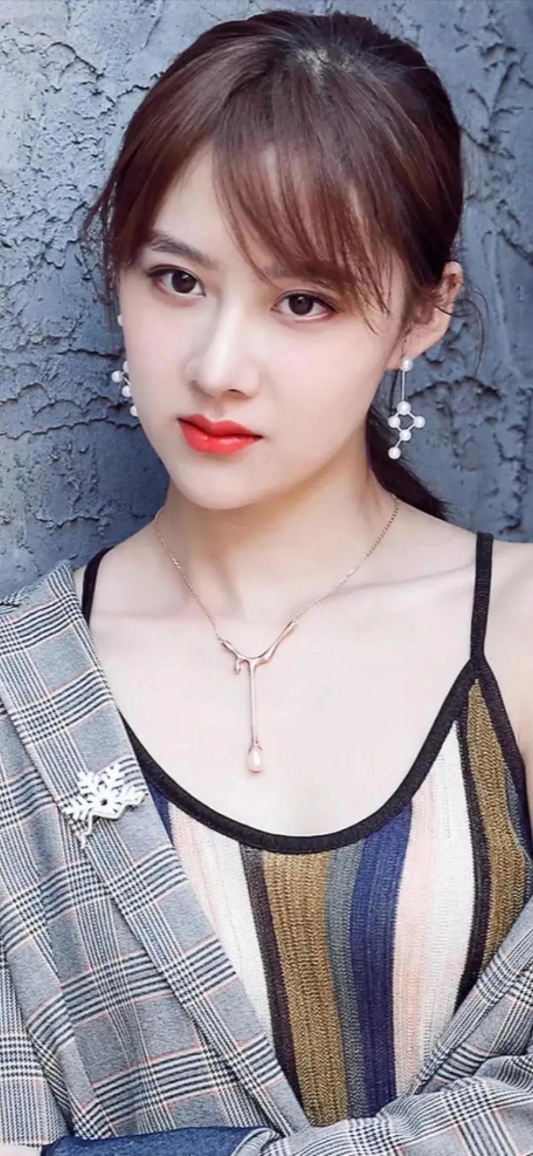 Beautiful female star wallpaper - iNEWS