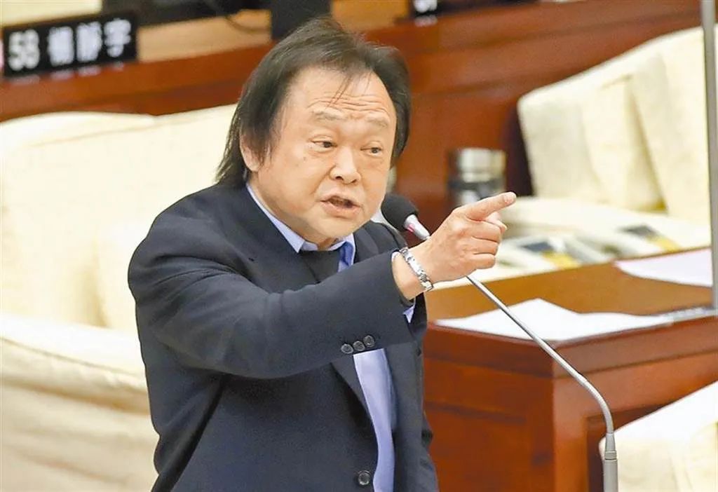 Being questioned about his contradictory attitude towards "green and white cooperation", Wang ...