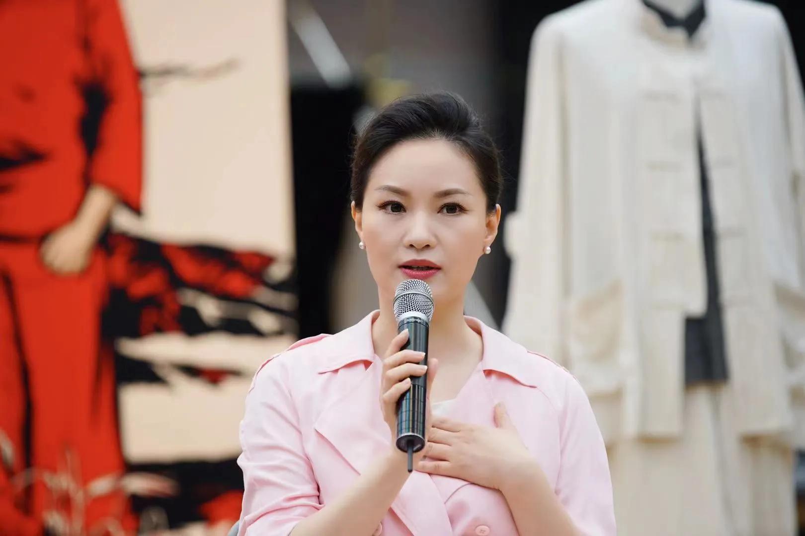 "The World" theme song singer Lei Jia married a wealthy husband who is ...