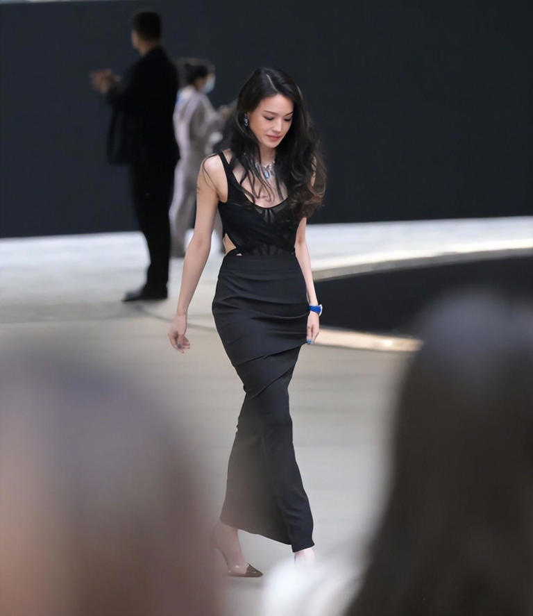 Hsu Chi has won a lot recently! All the actresses gathered in black ...