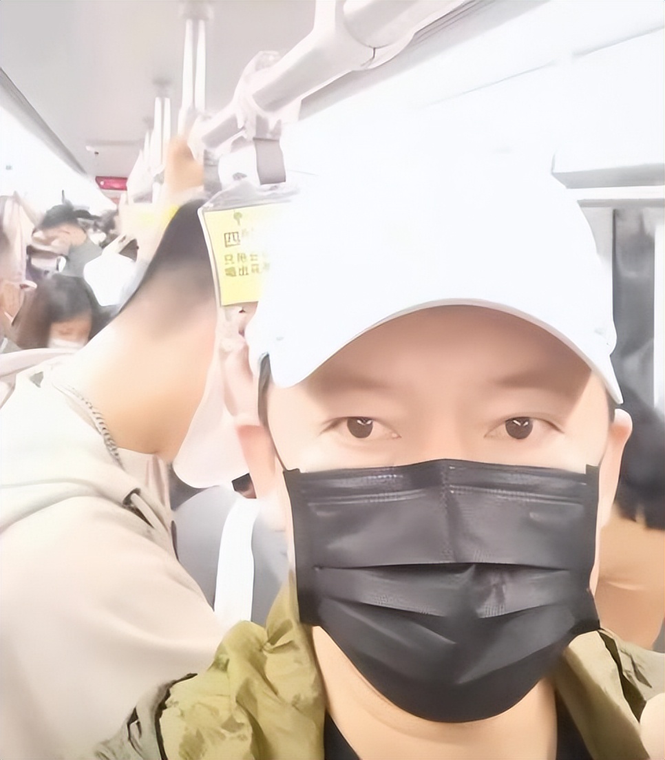 Liangjian "Political Commissar Zhao" squeezed the subway in Yunnan to ...