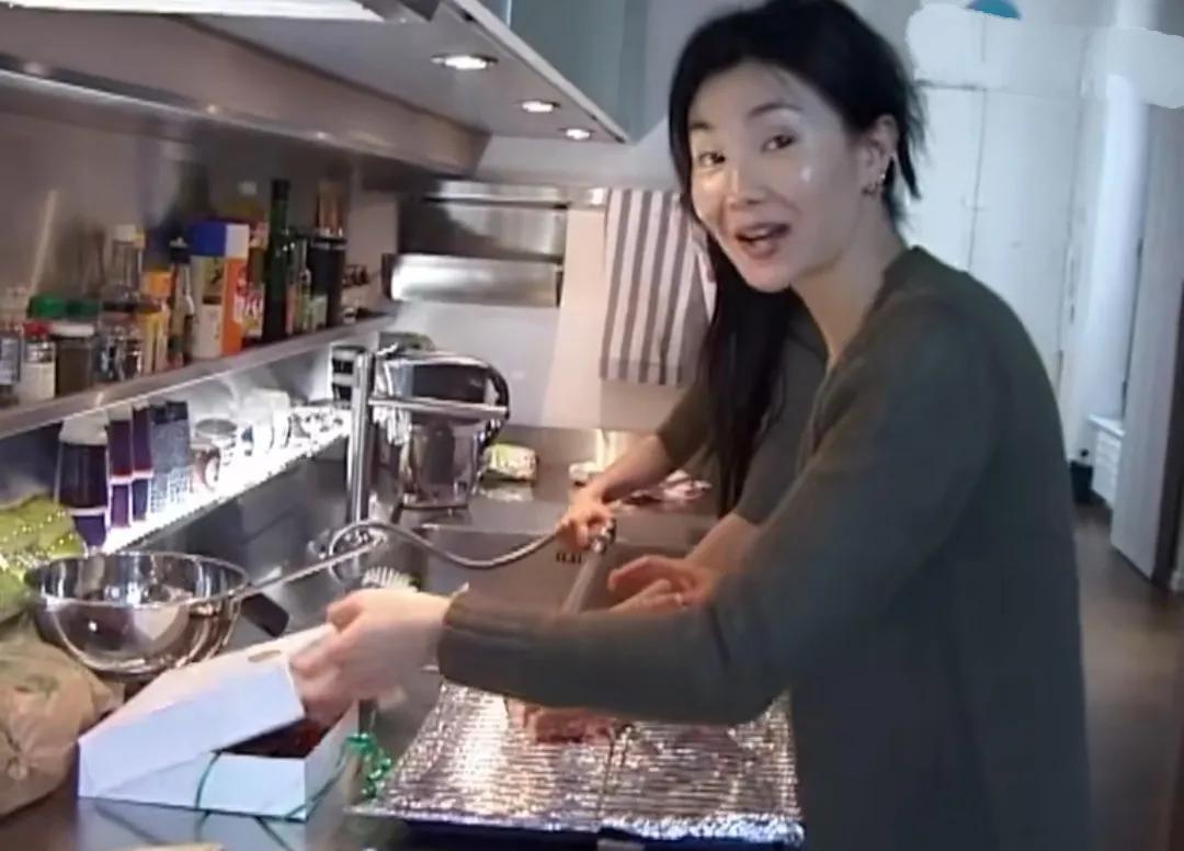 The ageless goddess Maggie Cheung cooks without makeup and shows off ...