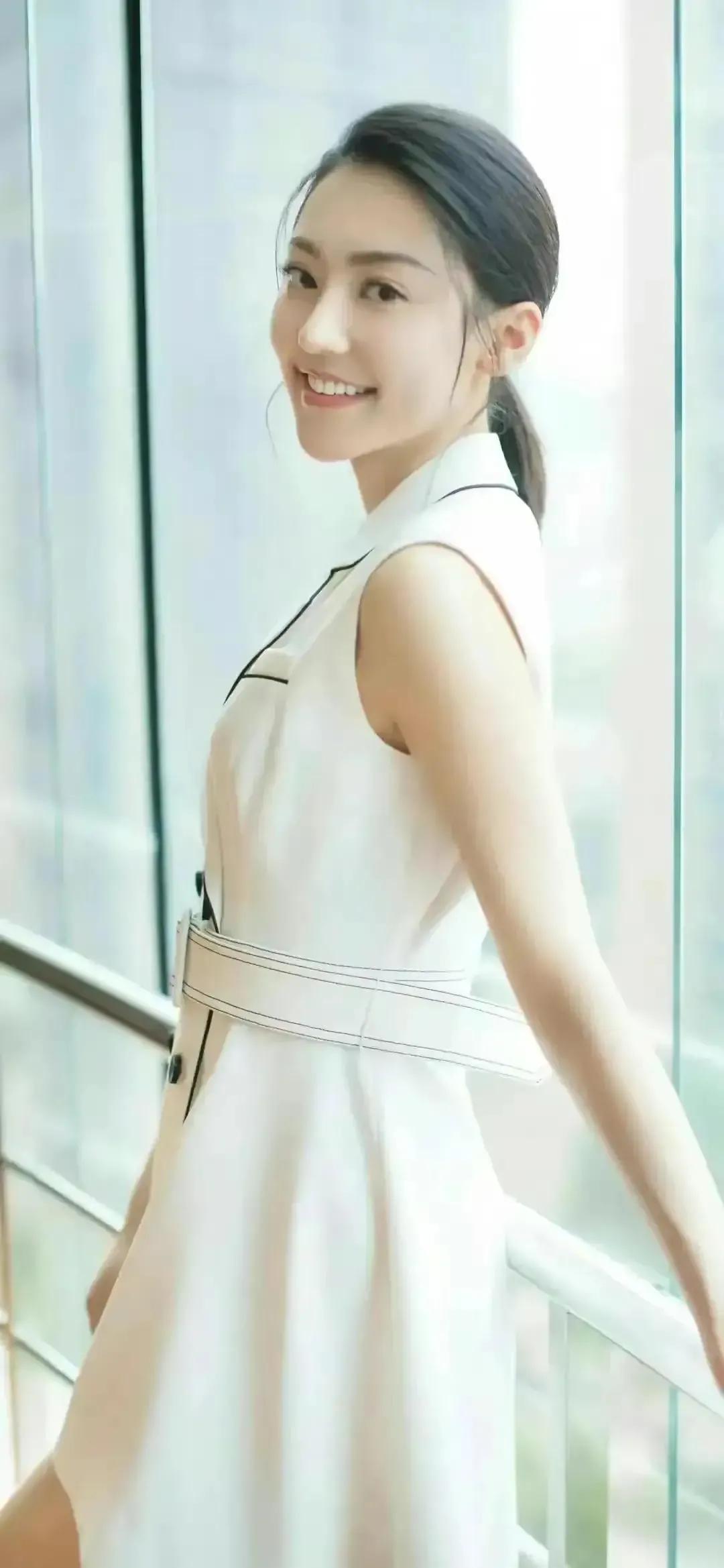 Huang Mengying: Fair and beautiful, elegant and charming - iNEWS