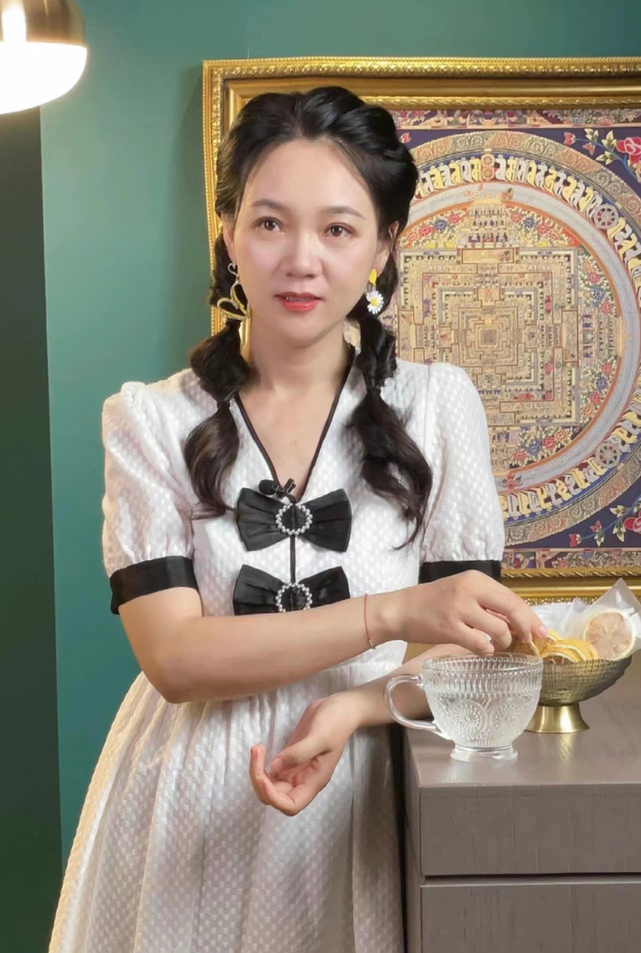 The well-known host Zhou Qun danced on the streets, and his exaggerated expressions caused ...