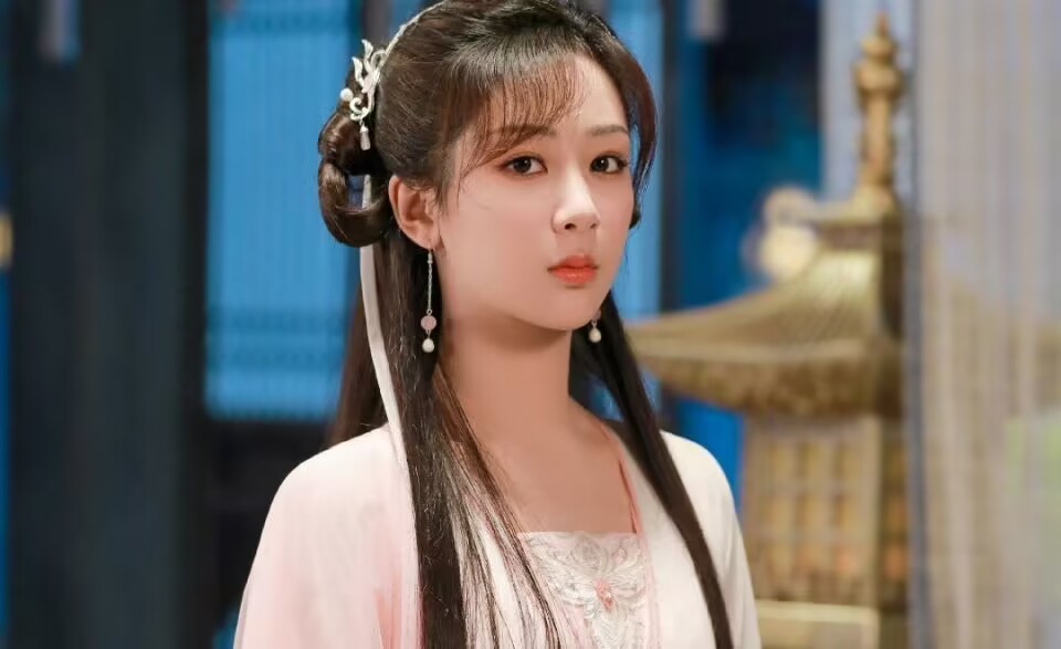 Yang Zi is once again the leading heroine in ancient costumes, and Luo ...