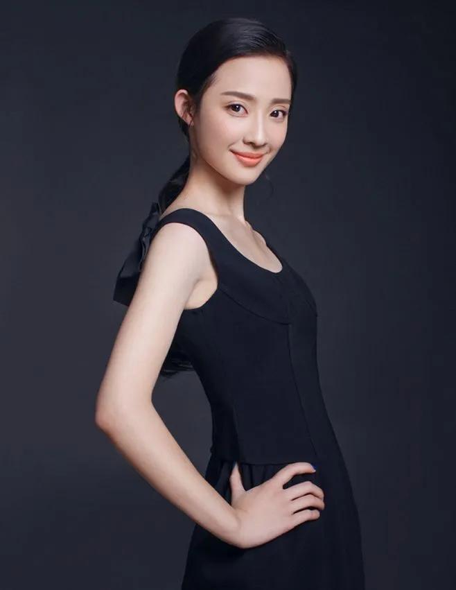 Sun Jiayu's elegant photo exposure is exquisite and gentle, showing the charming oriental beauty ...