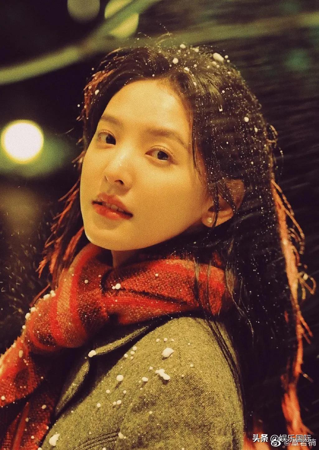 Zhang Ruonan's photo of the snow scene is like the heroine of a youth ...