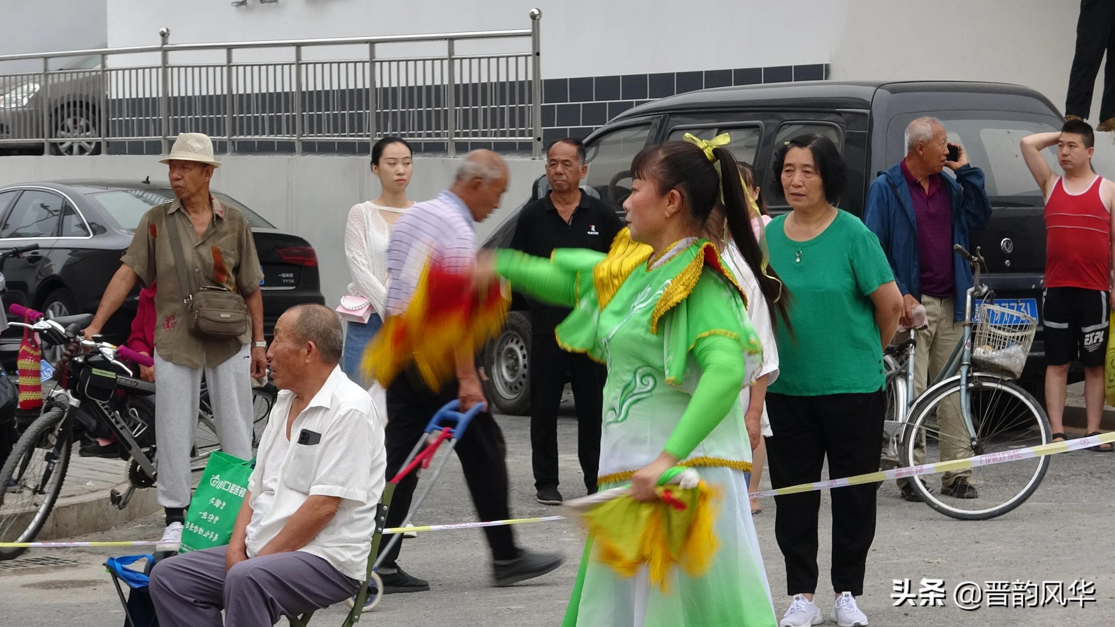 The gong and drum team came to the ancient temple fair in the immigrant ...