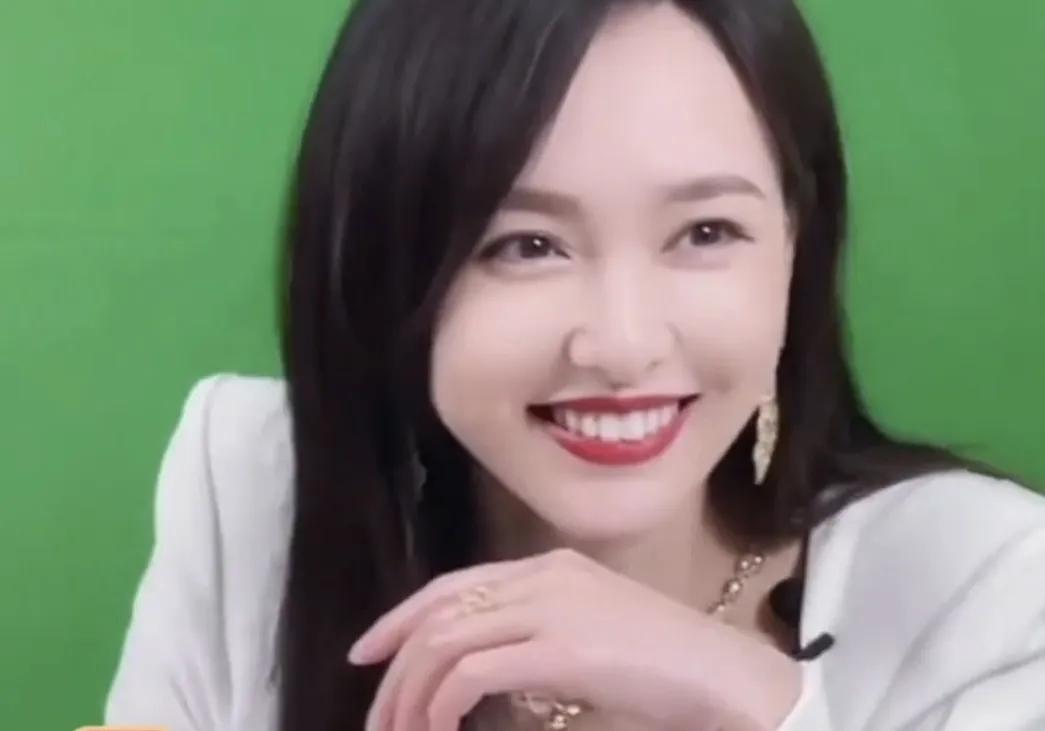 Tang Yan and Luo Jin hold hands and sprinkle sugar, even the coats are ...