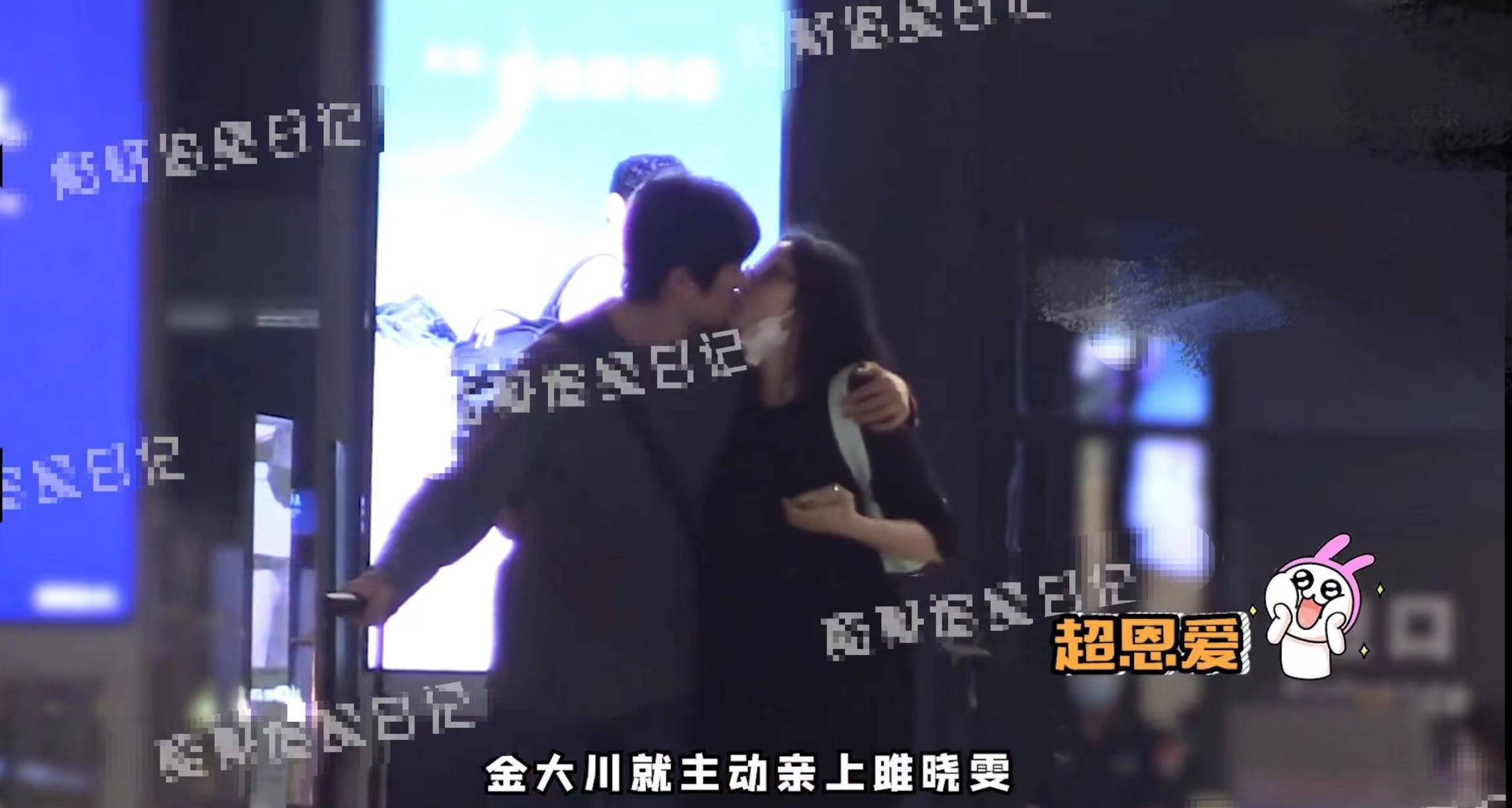 Jin Dachuan and Ju Xiaowen kiss each other at the airport and talk sweetly and lovingly while ...