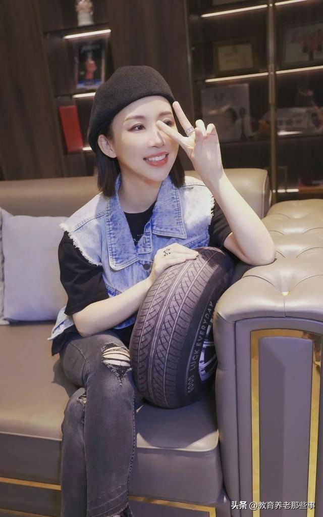 "Queen-level figure! Pan Xiaoting's new relationship revealed" - iMedia