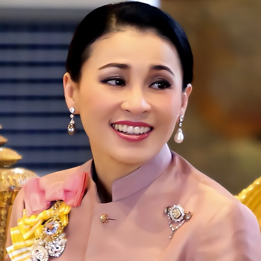 Suthida loves accessories of the same color, showing off a sense of ...