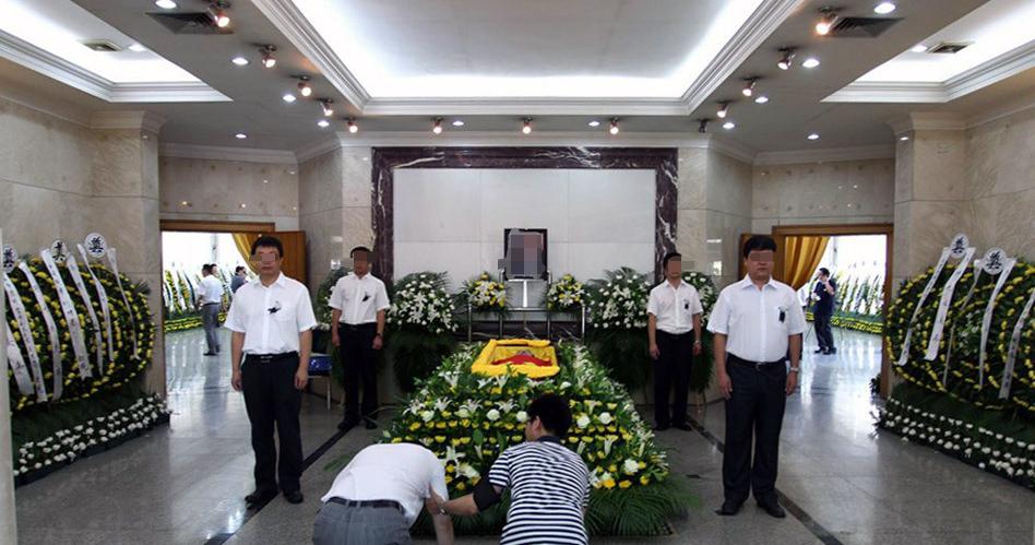 Many comrades-in-arms came to attend the funeral of their father, and ...