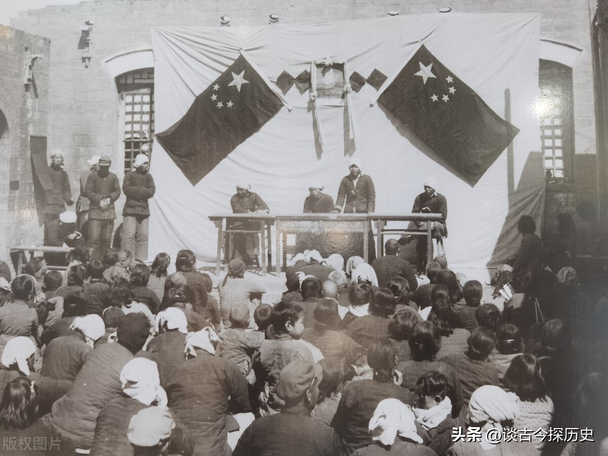 The "people's communes" and the collective economic system that China ...