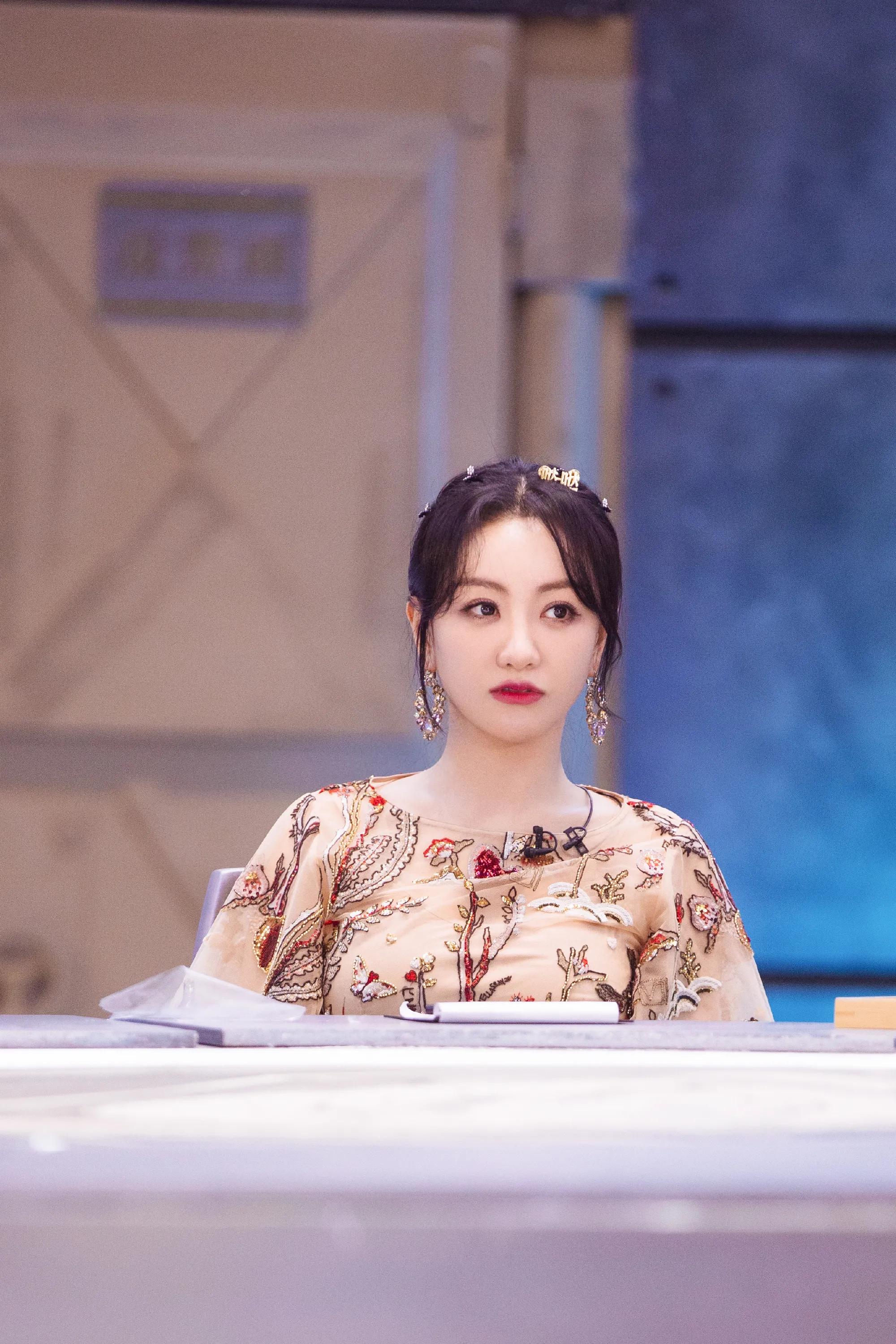 Beautiful picture of Yang Rong~ - iNEWS