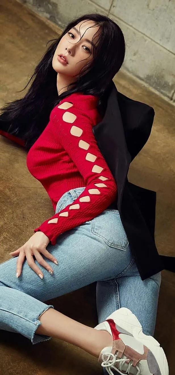 Celebrity Pictures - Issue 348 Clara - iNEWS