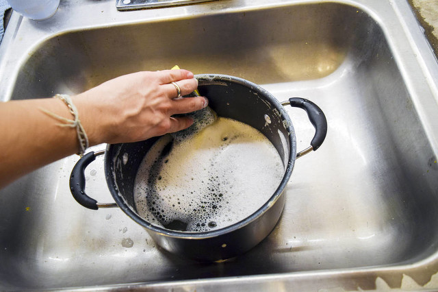 The pot has been used for a long time, and the inside and outside are ...
