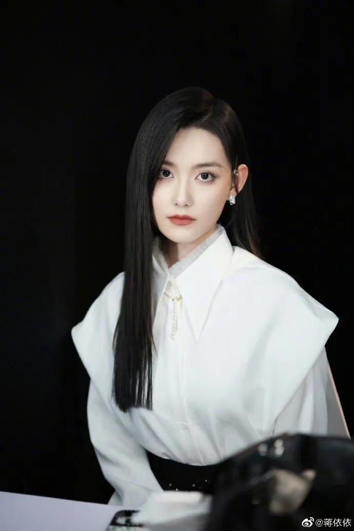 Jiang Yiyi black long straight shape - iMedia