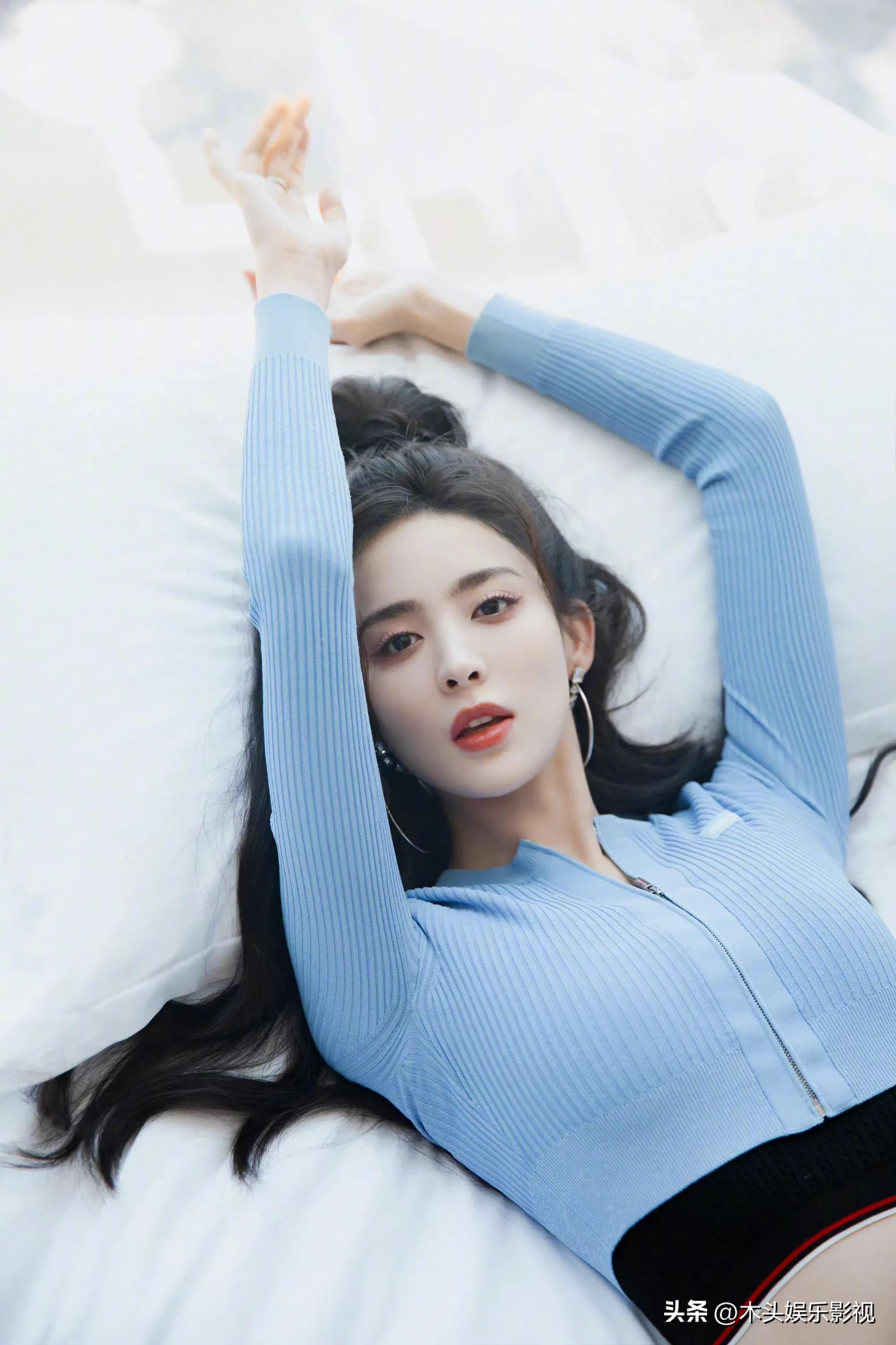 Gulina has a fresh photo with a high ponytail, fresh blue and natural ...