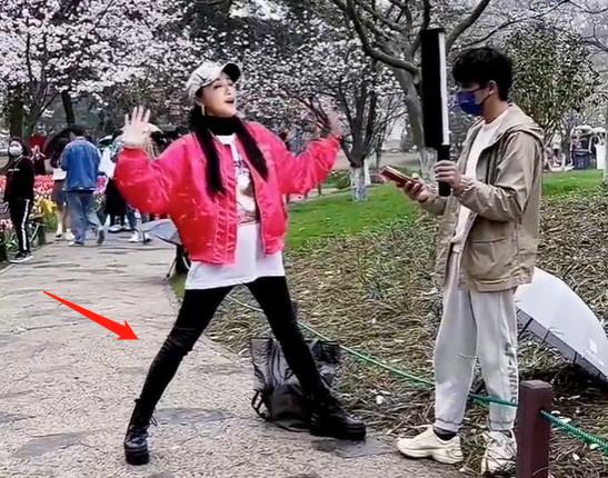 The host Cao Ying sings in the park!Stand with your legs apart in thick ...