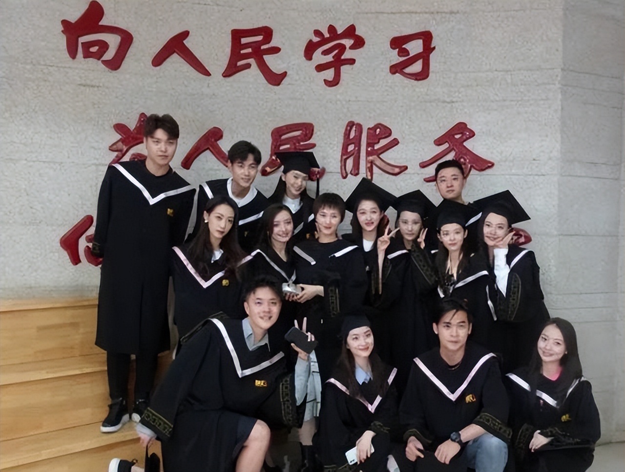 The actor Liu Feng who died young was in the same class as Guan ...