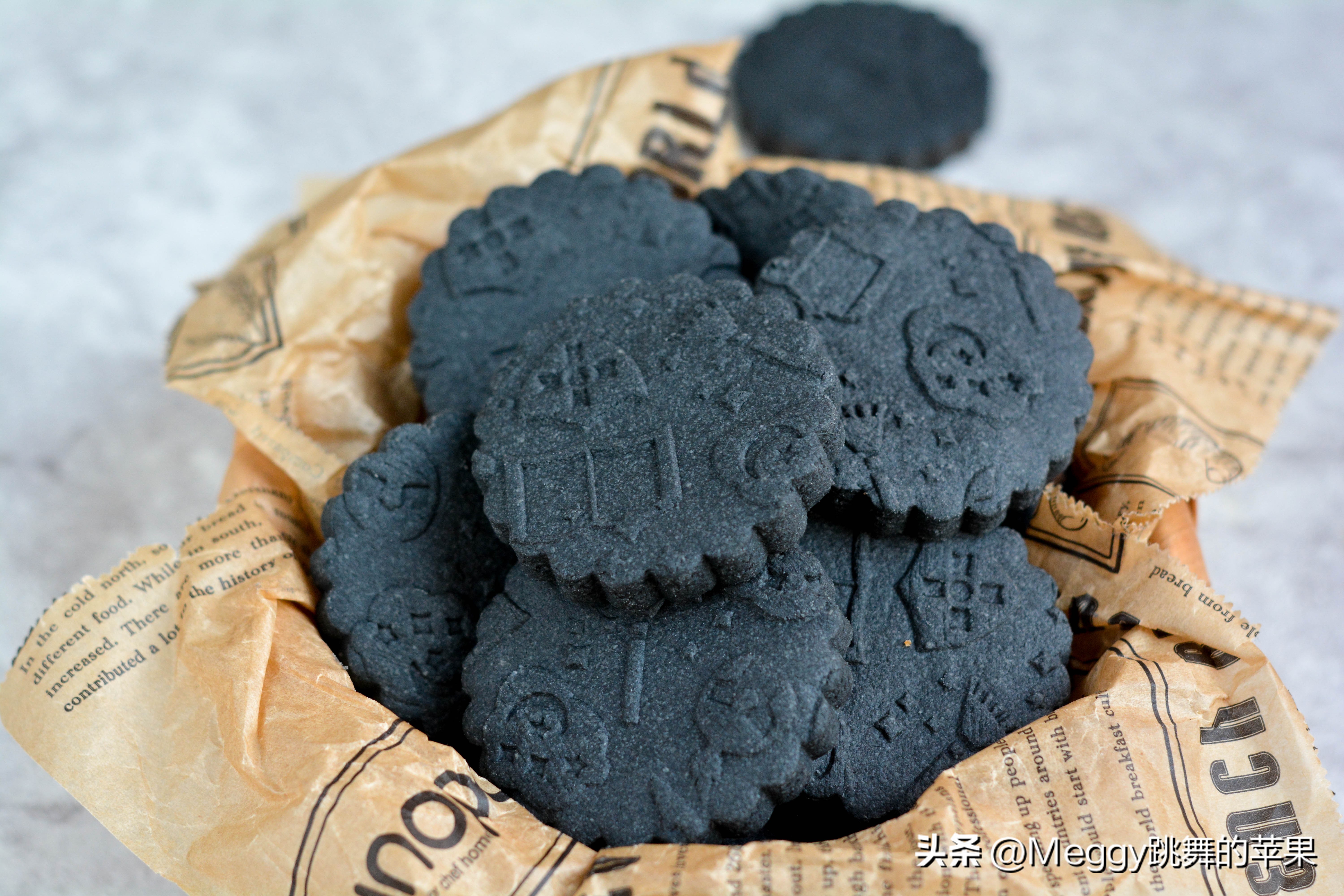 This Halloween Bamboo Charcoal Nougat Biscuits are eye-catching, not ...