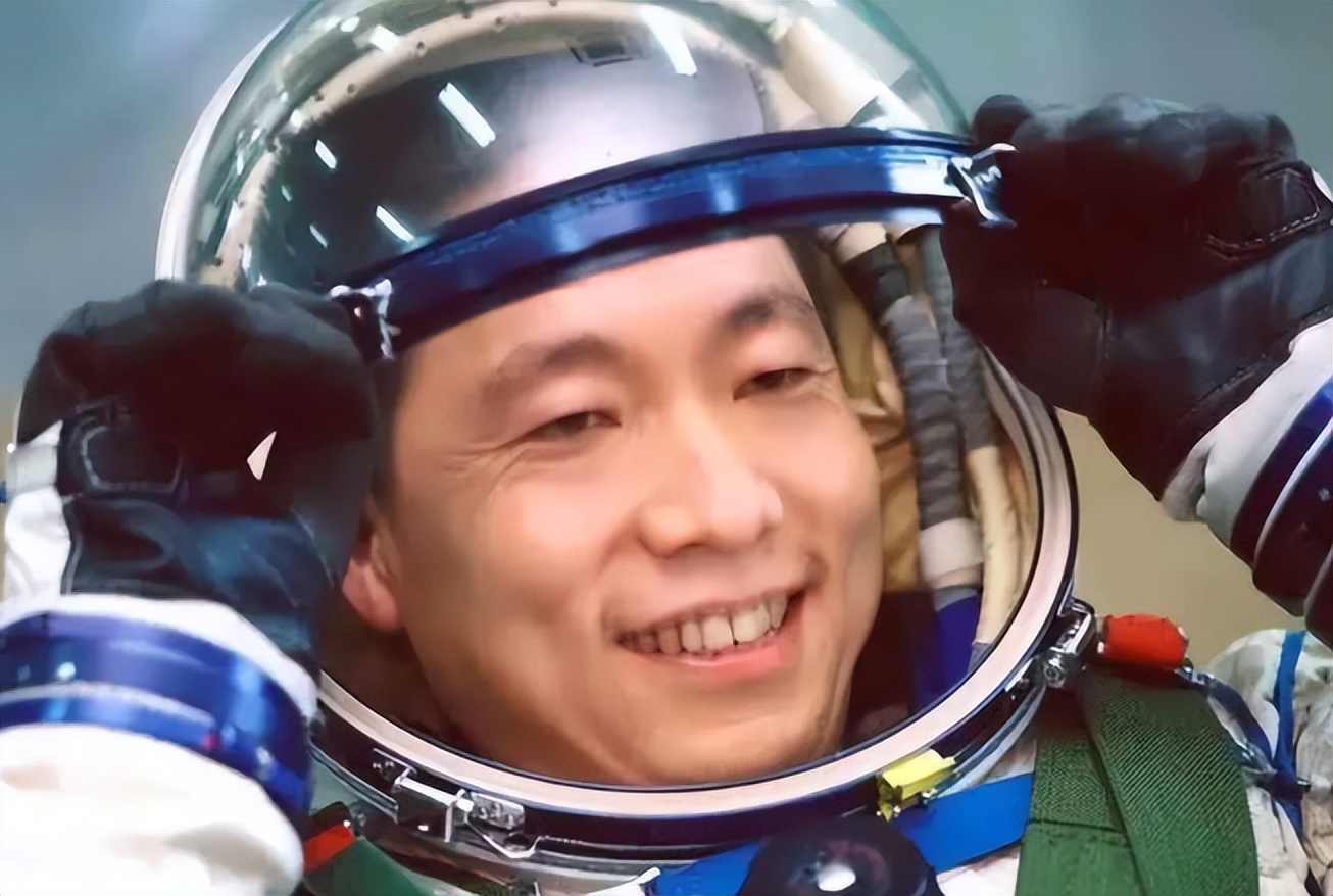 In 2003, Yang Liwei suddenly heard a strange "knock on the door" in ...