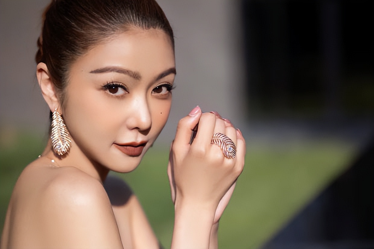 Fiona Sit wears a slim dress to outline a good figure, elegant ...