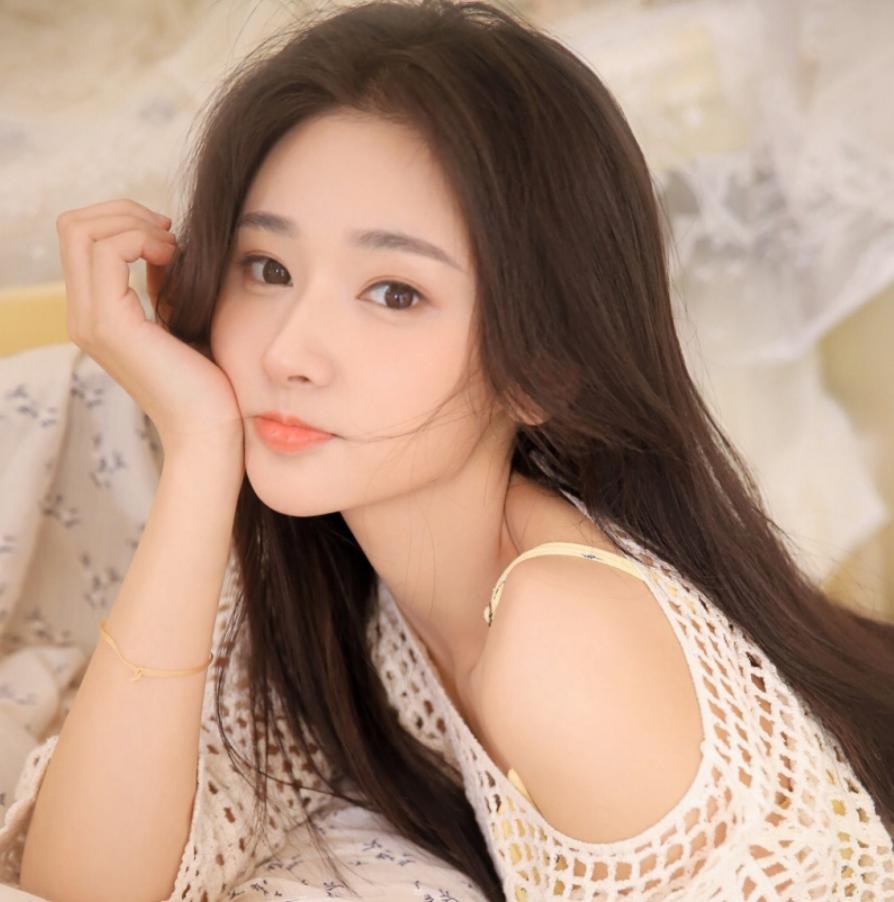 Sexy young model Xiaohua, some people say she looks like actress Jing ...