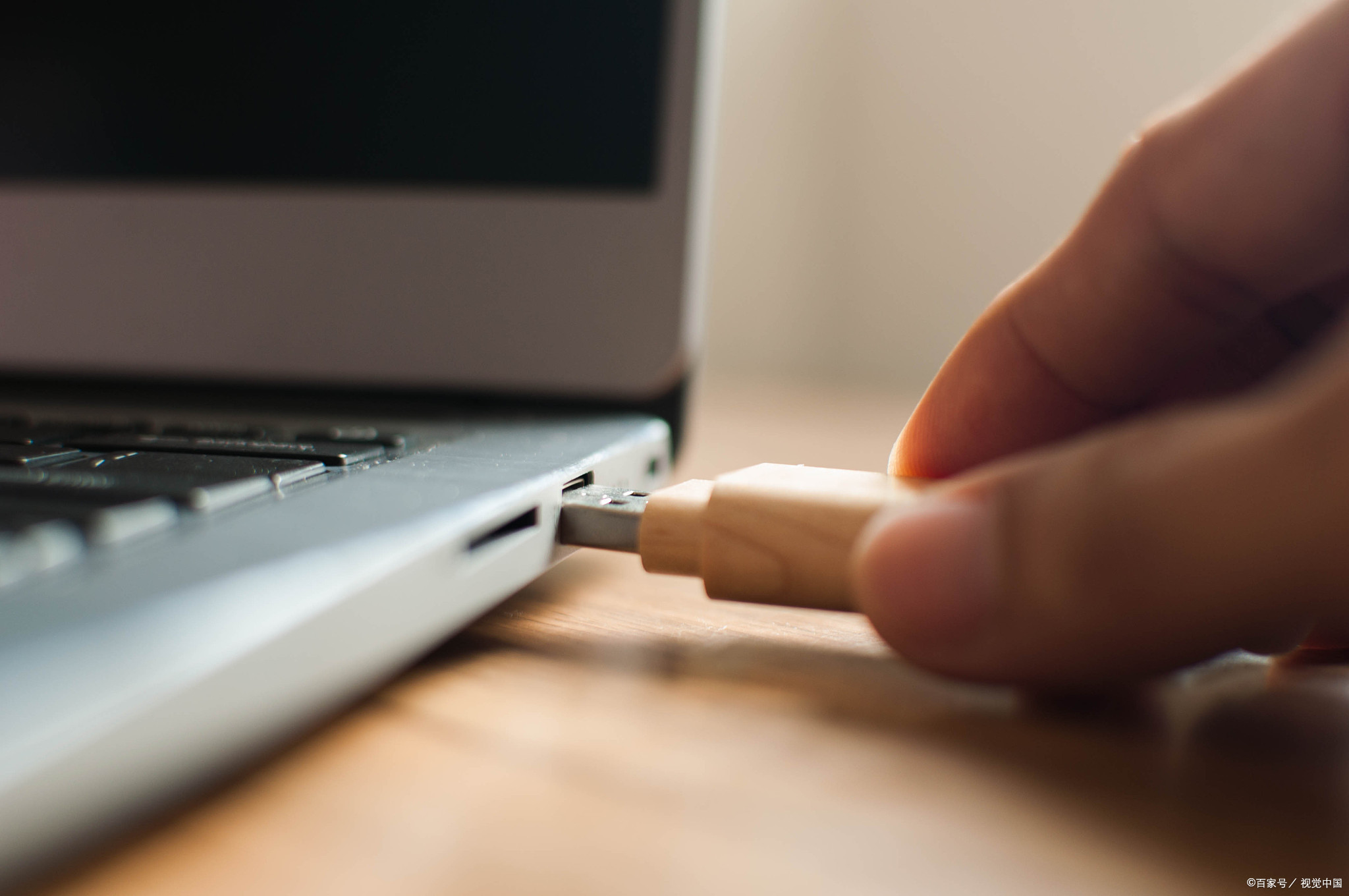 Do you know the dangers of using a laptop while charging? - iNEWS