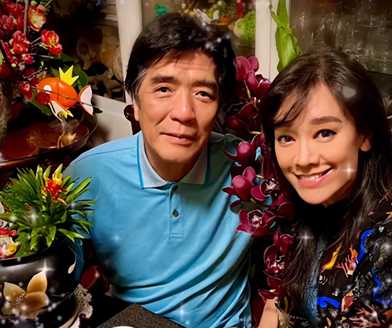 Pang Jingfeng and his girlfriend rarely show up, holding a pet dog and ...