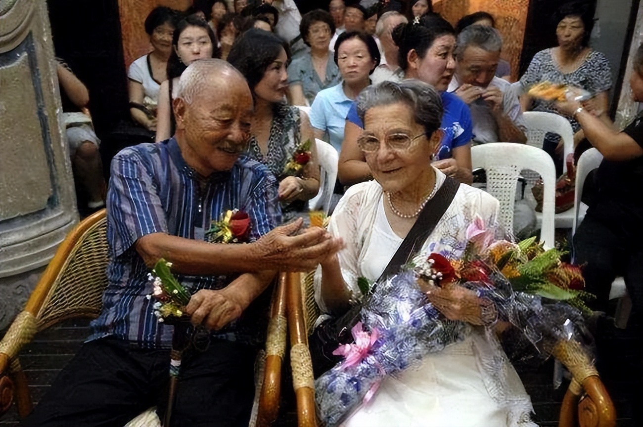 In 10 years, an 83-year-old French lady went to China to marry an old ...