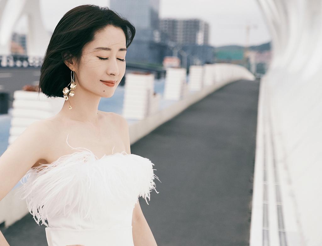 47-year-old Liu Mintao is hot and tempting in suspenders! Have a ...