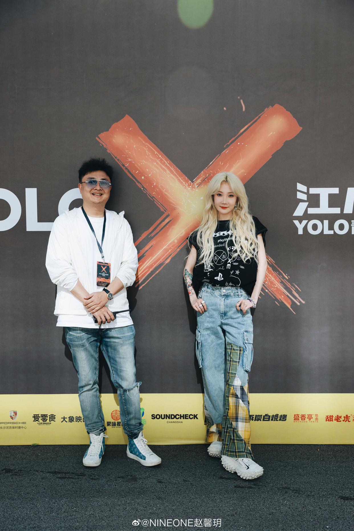 Actress Naiwan took off her clothes with one hand at the Music Festival ...