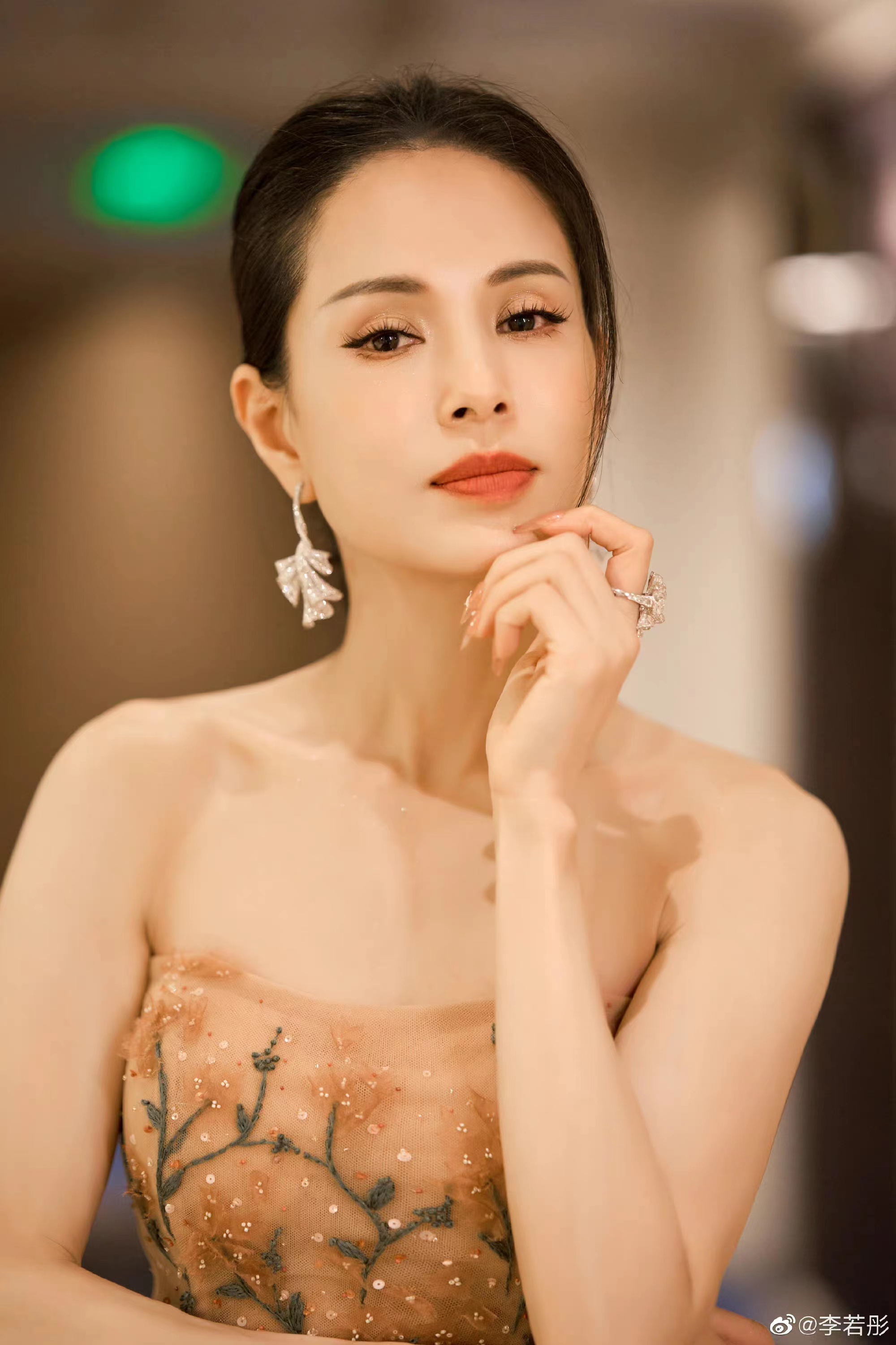 Li Ruotong is really beautiful to the core, wearing a champagne-colored ...