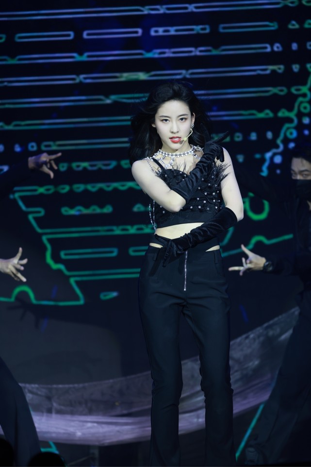 Sun Rui sings the title song of the same name in his first birthday ...