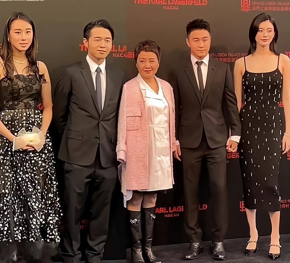 A group photo of the gambling king's family, He Youjun and Xi Mengyao ...
