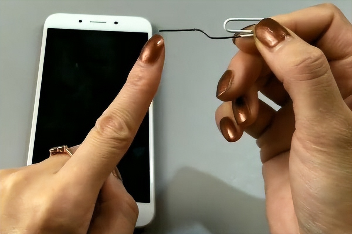 Inserting a paper clip into the mobile phone solves the problem that ...