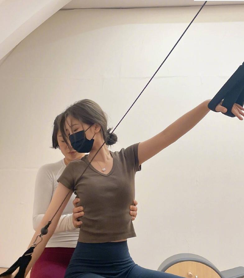 Cute Yu Shuxin is here, she looks like doing Pilates, so fun - iNEWS