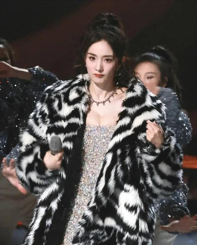 Do you like the recent revealing outfits worn by female stars with ...