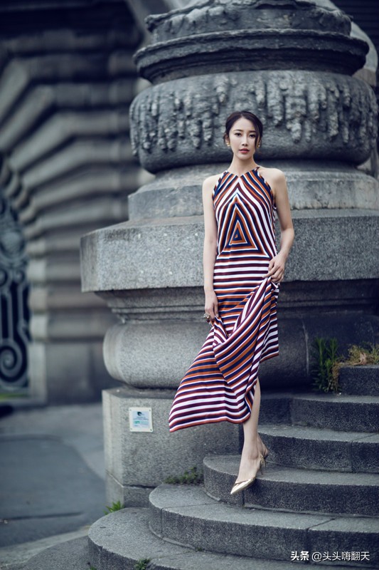 Zhao Zihui's long legs are eye-catching and her gestures are ...