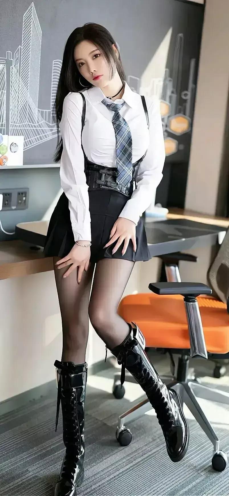 Charming model Yang Chenchen - iNEWS