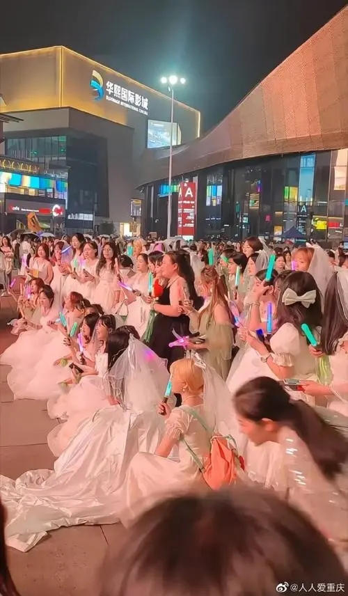 Wang Yuan's concert: female fan wears a wedding dress to the ...